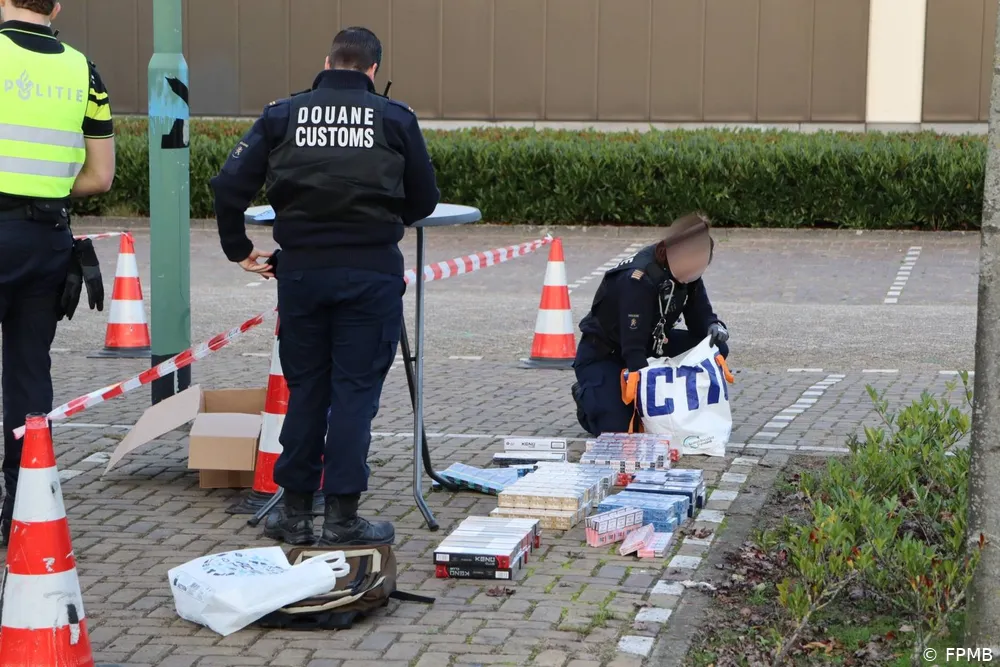 Grootschalige verkeerscontrole op parkeerterrein bij Piet Klerkx Waalwijk